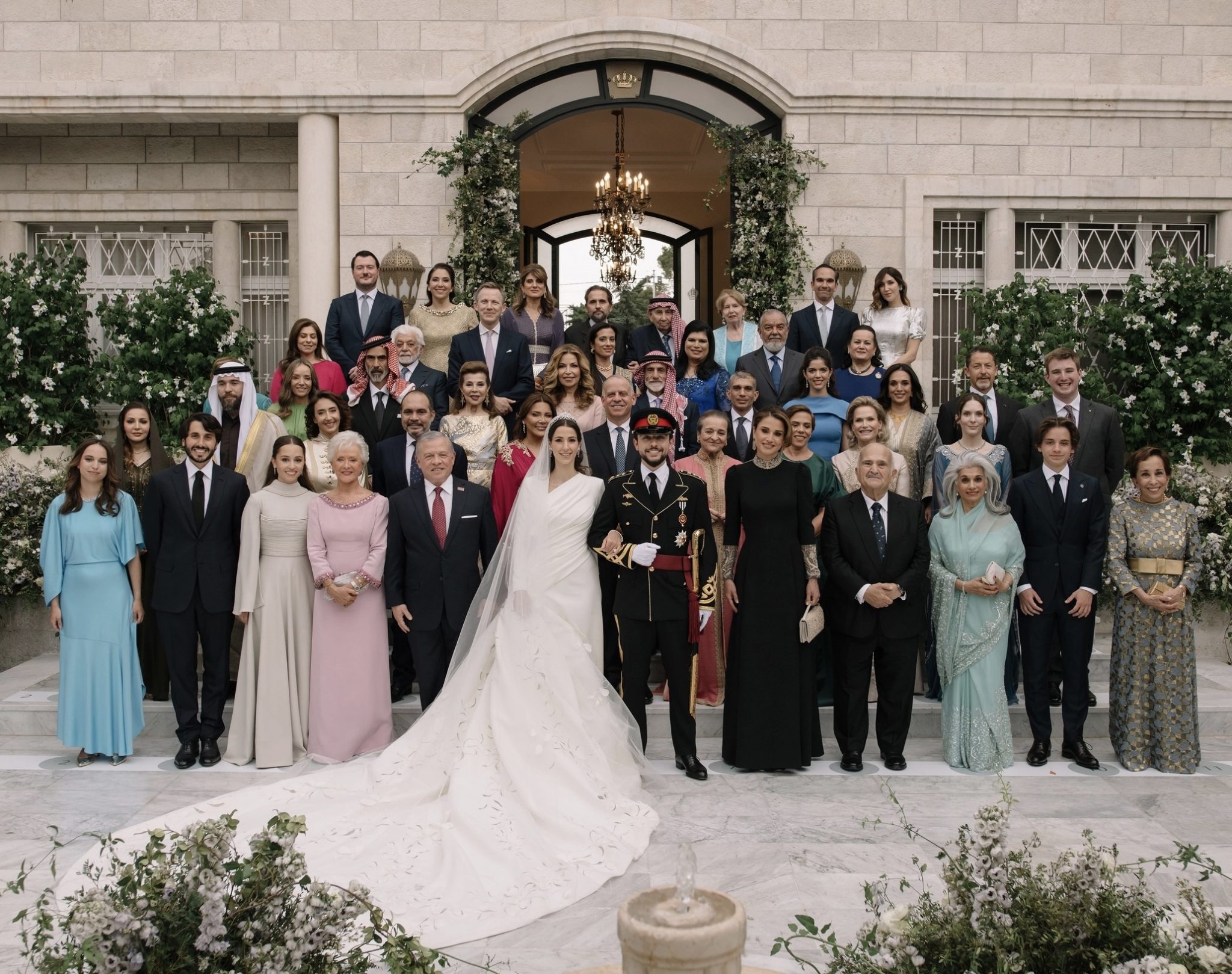 Photo de la famille royale de Jordanie au mariage du prince Hussein – Noblesse & Royautés