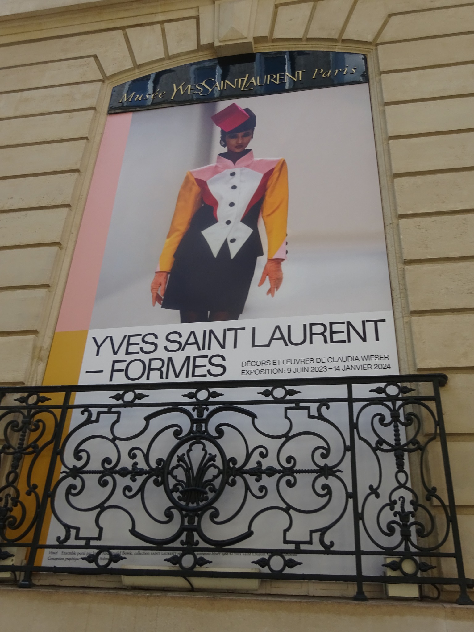 Exposition « Yves Saint-Laurent -Formes » – Noblesse & Royautés
