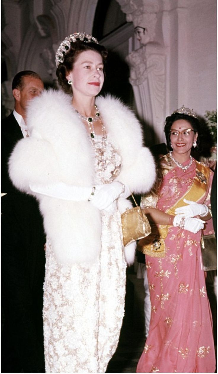 Elizabeth II : les étoles en fourrure d’une reine – Noblesse & Royautés