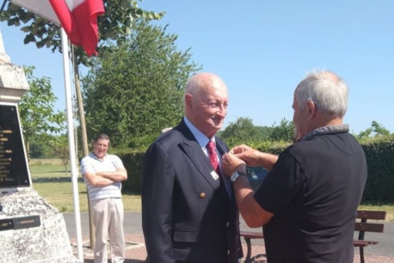 Le comte Louis de Rohan-Chabot décoré de la Croix du combattant – Noblesse & Royautés