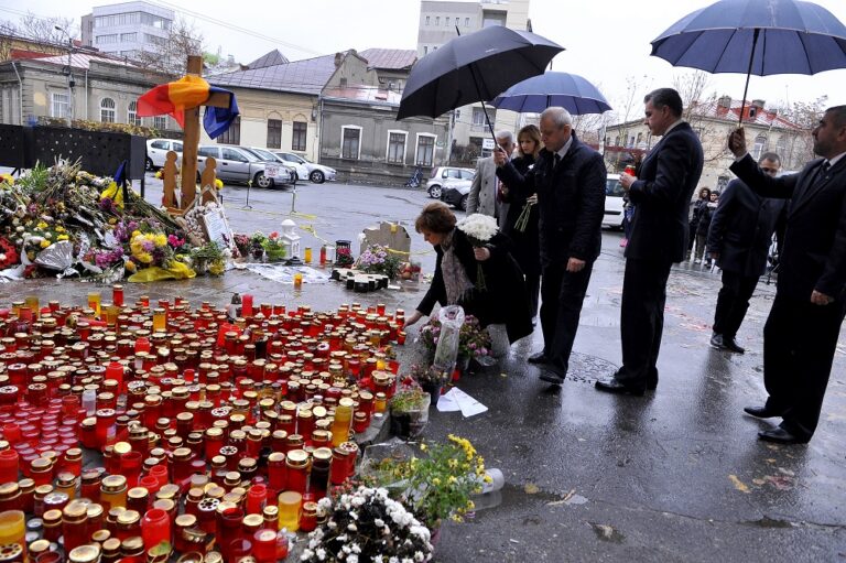 La famille royale roumaine se souvient des victimes de l’incendie de la ...