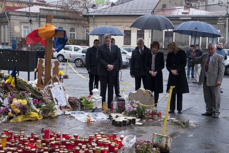 La famille royale roumaine se souvient des victimes de l’incendie de la ...