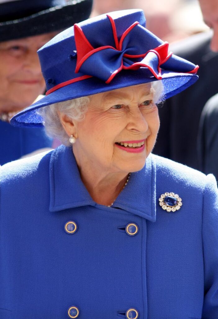 Elizabeth II : le bleu dans toutes ses déclinaisons – Noblesse & Royautés