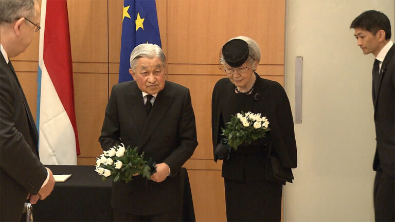 Akihito et Michiko du Japon rendent hommage à Jean de Luxembourg ...
