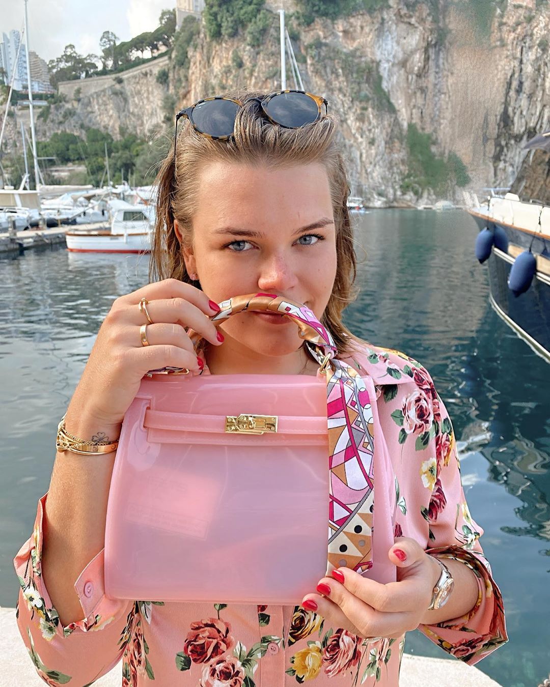 Camille Gottlieb fait la promo d’un sac à main – Noblesse & Royautés