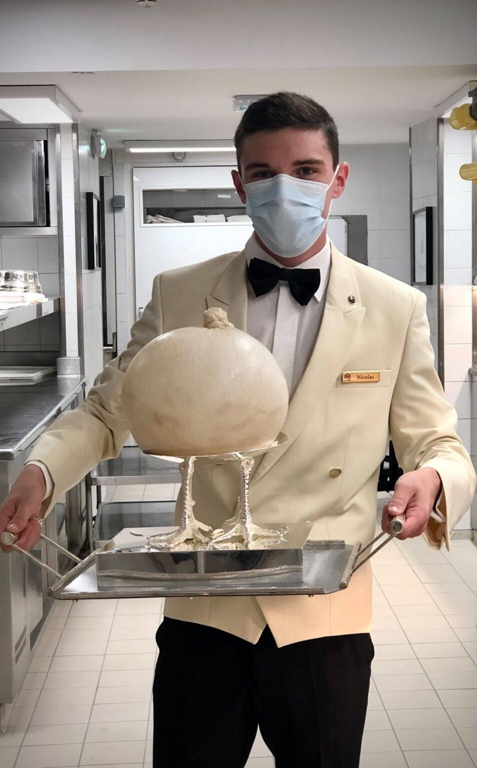 Le service d’une poularde de Bresse cuite en vessie – Noblesse & Royautés