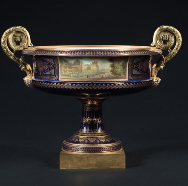 Vente d’un vase « cratère » en porcelaine de Sèvres – Noblesse & Royautés