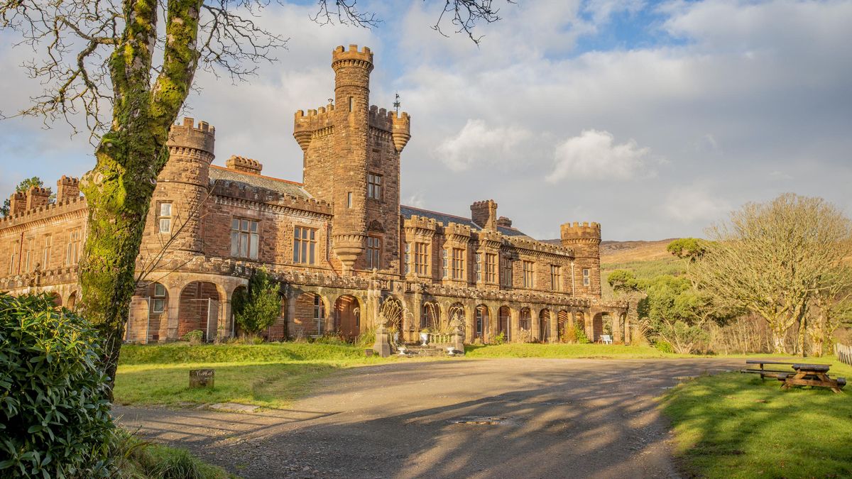 Kinloch Castle en vente pour 1 £ – Noblesse & Royautés