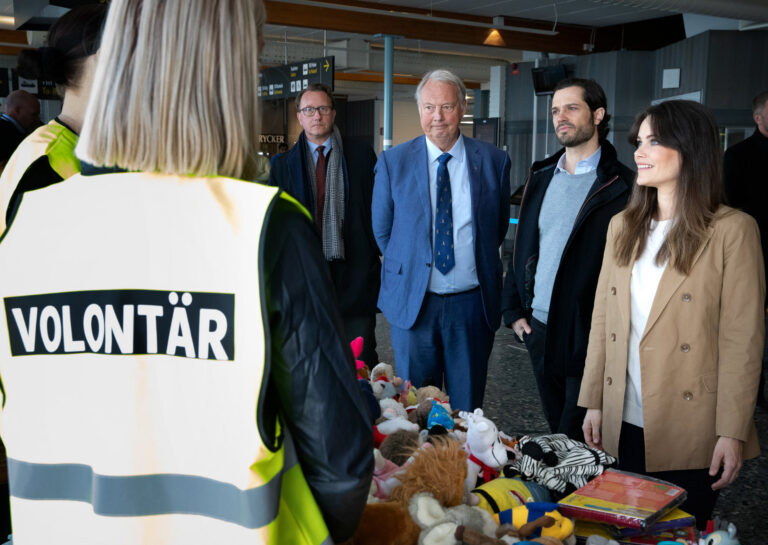 Carl Philip et Sofia de Suède : l’accueil des réfugiés dans le port de ...