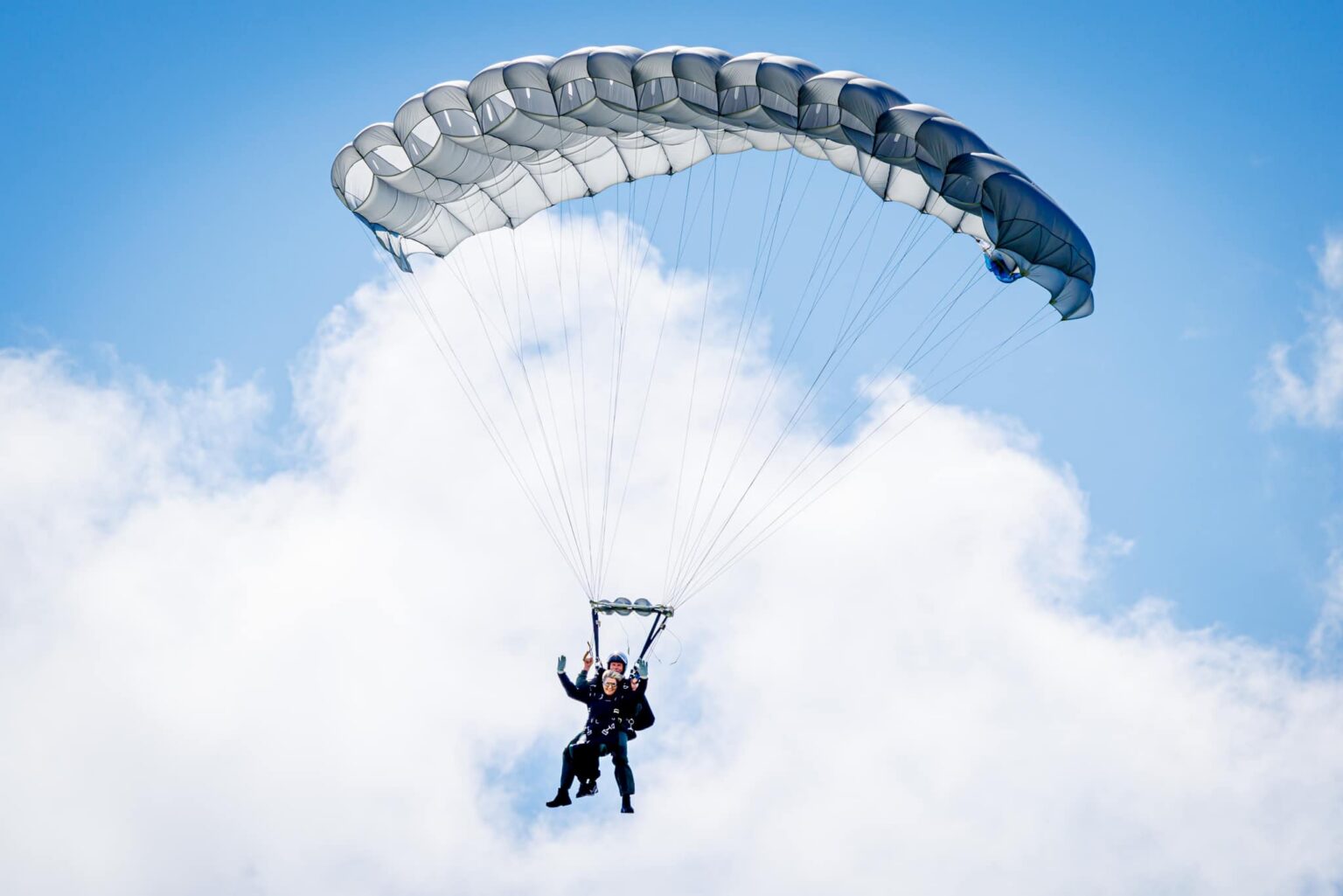 Saut en parachute pour Maxima des Pays-Bas – Noblesse & Royautés