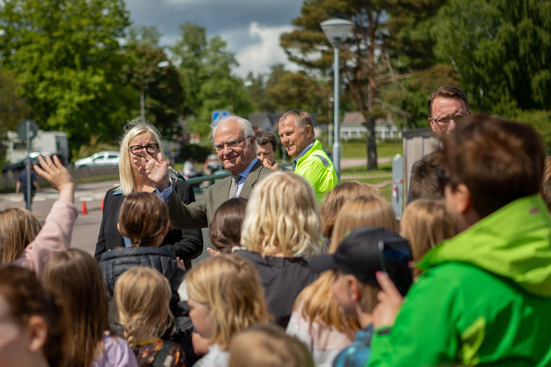 Carl Gustaf de Suède : visite de forêts – Noblesse & Royautés