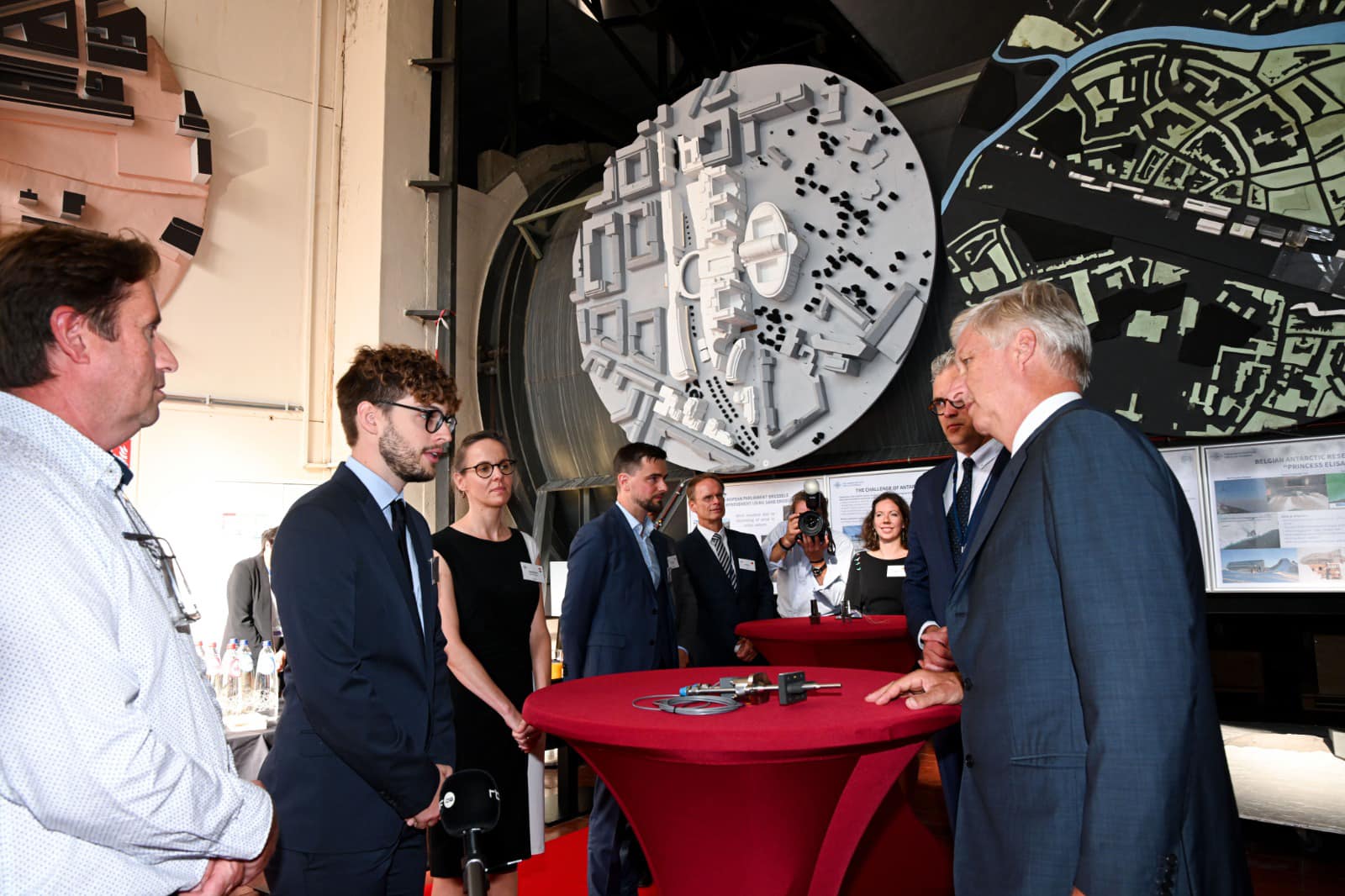 Le roi des Belges aux 100 ans du VKI – Noblesse & Royautés