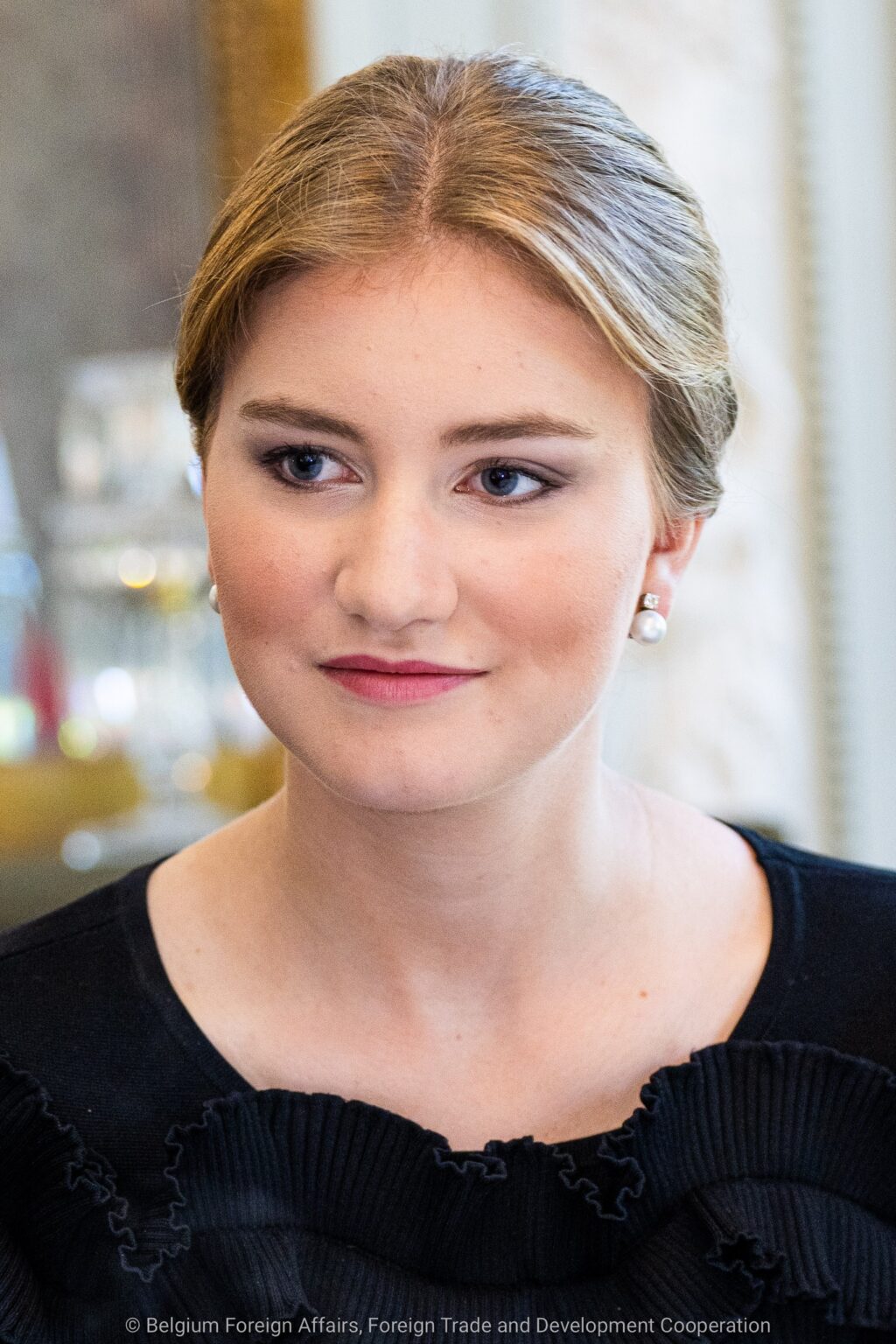 Elisabeth de Belgique signe le registre de condoléances d’Elizabeth II ...