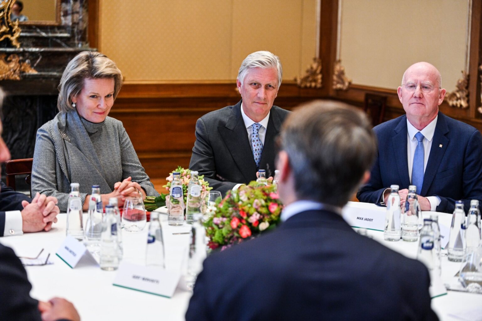 Les souverains belges au siège de BNP Paribas Fortis à Bruxelles ...