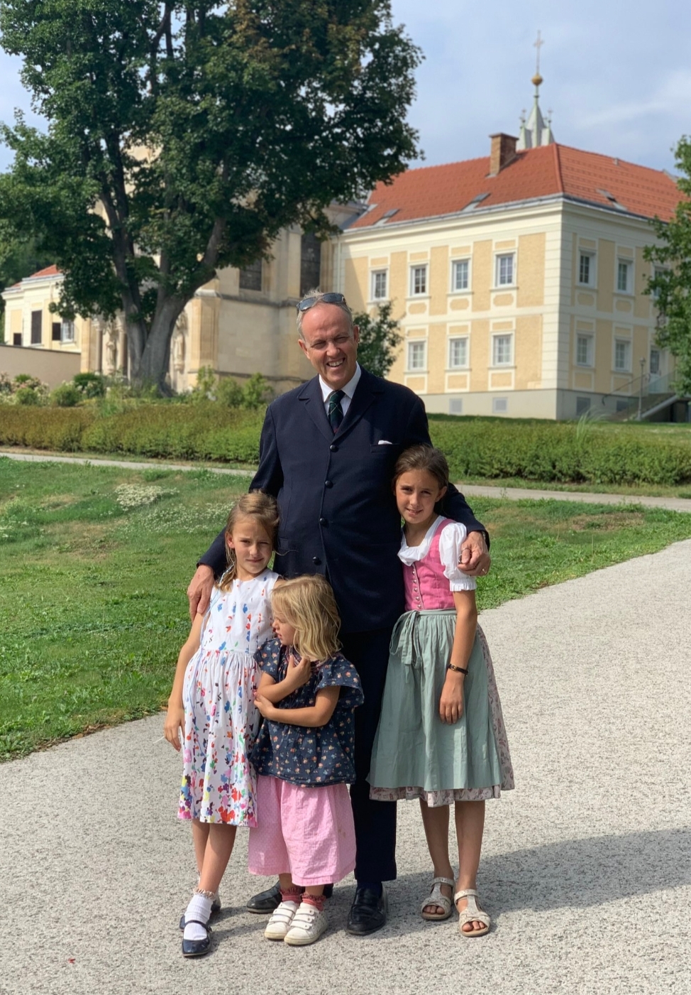 Le comte de Paris en famille à Mayerling – Noblesse & Royautés