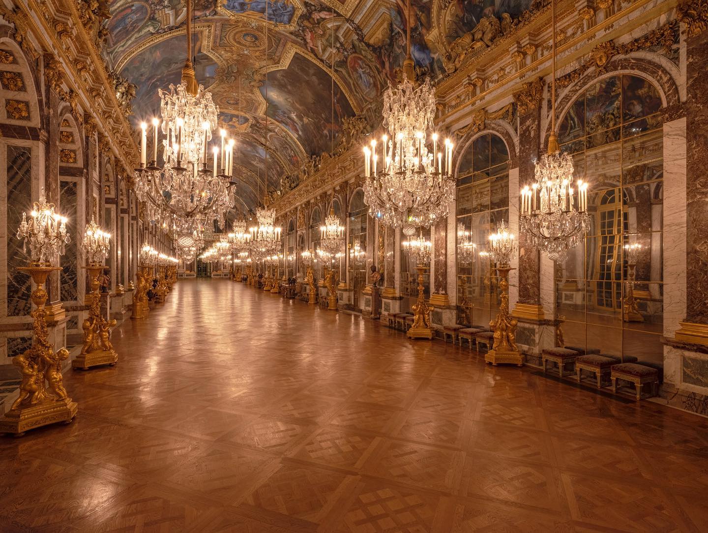 La Galerie des Glaces la nuit – Noblesse & Royautés
