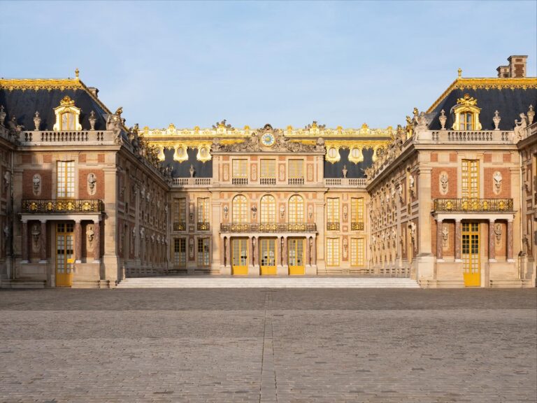 Adoptez un buste de la Cour de Marbre à Versailles – Noblesse & Royautés