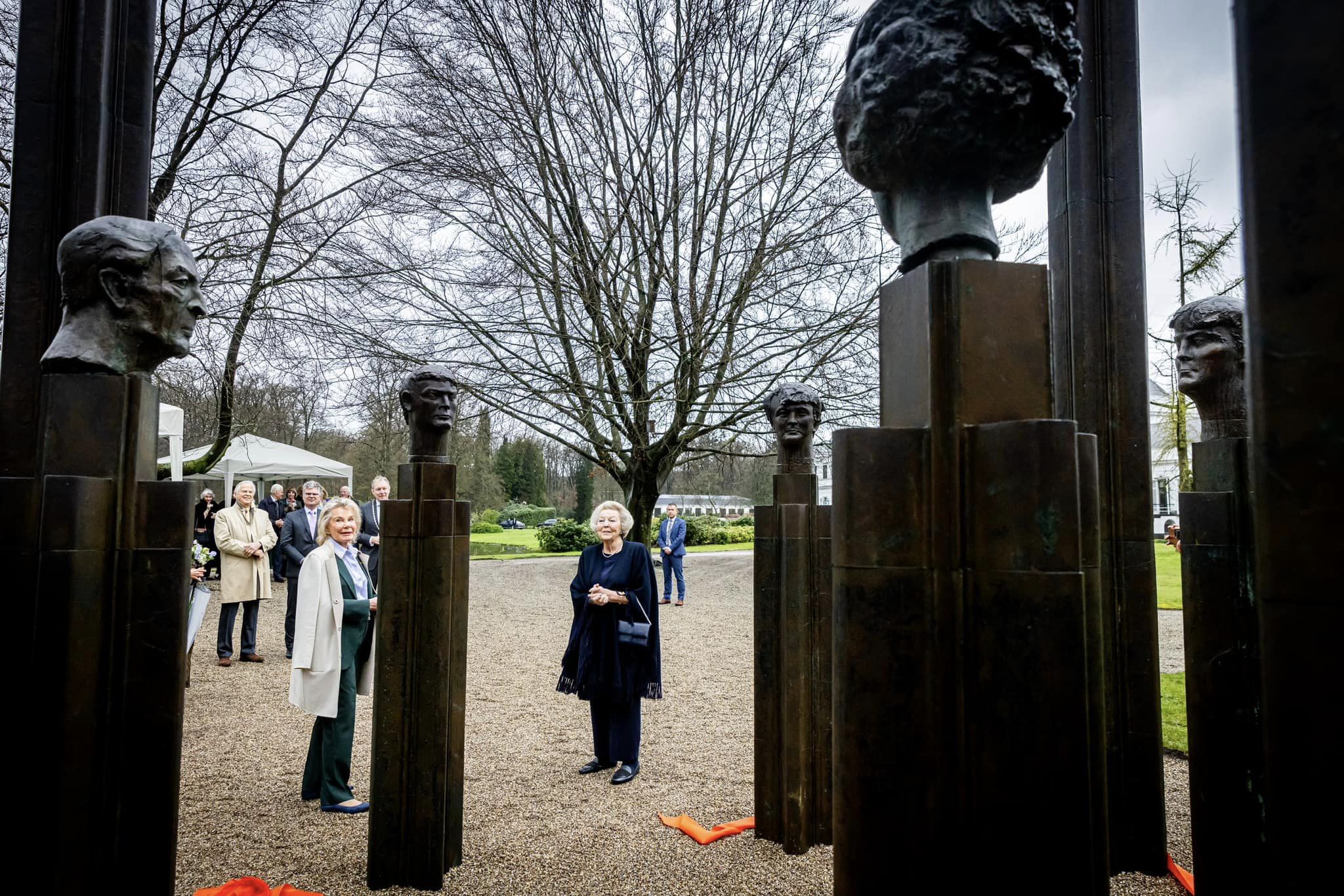 Beatrix des Pays-Bas dévoile le monument « La famille royale ...