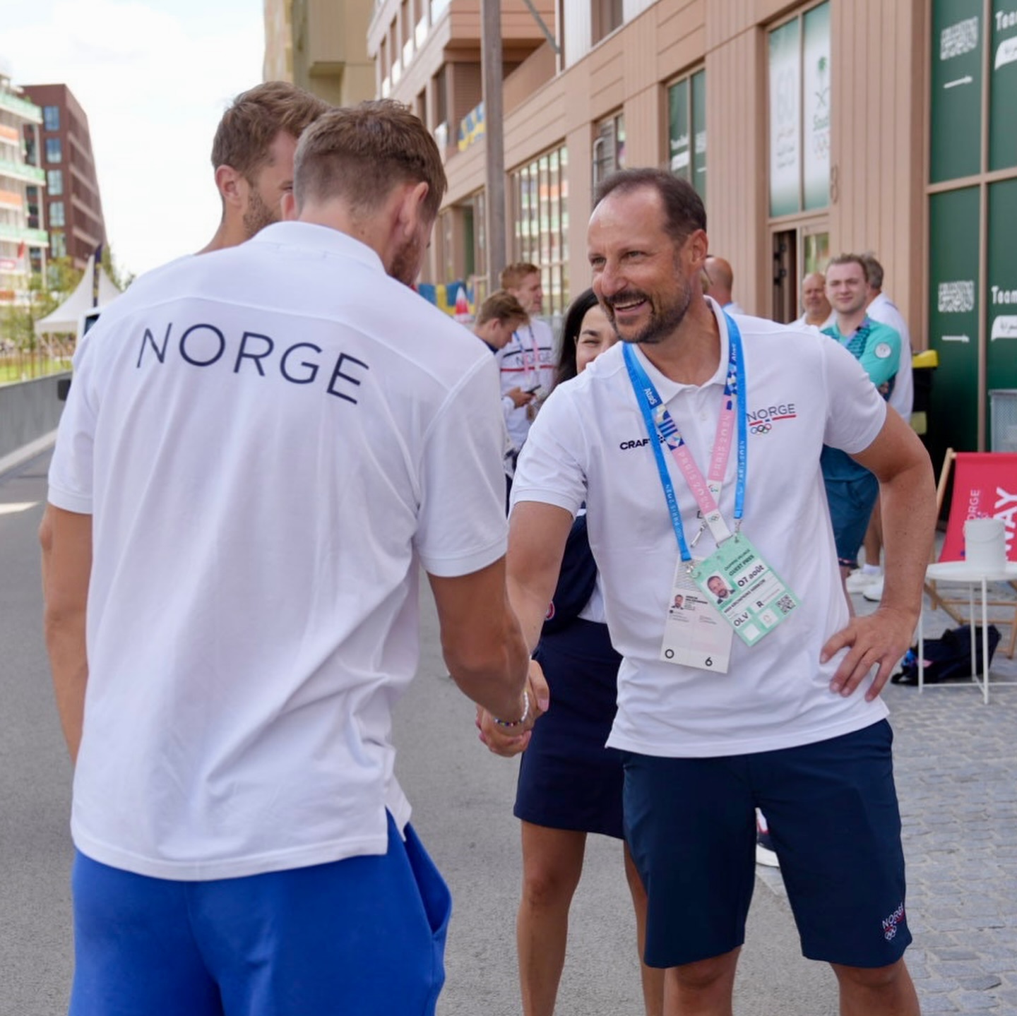 Haakon de Norvège en visite au village olympique – Noblesse & Royautés