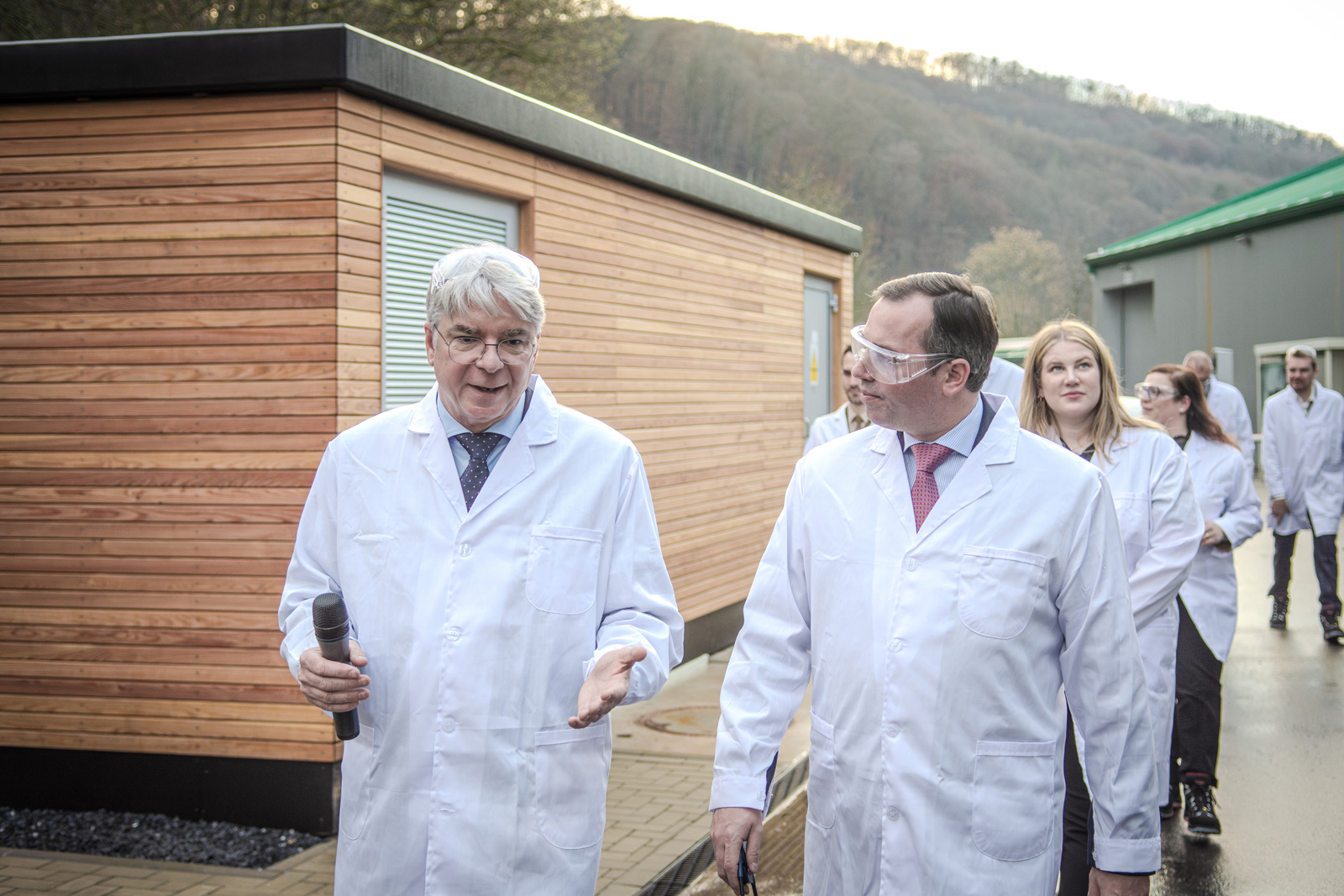 Guillaume de Luxembourg visite les eaux minérales naturelles Sources ...