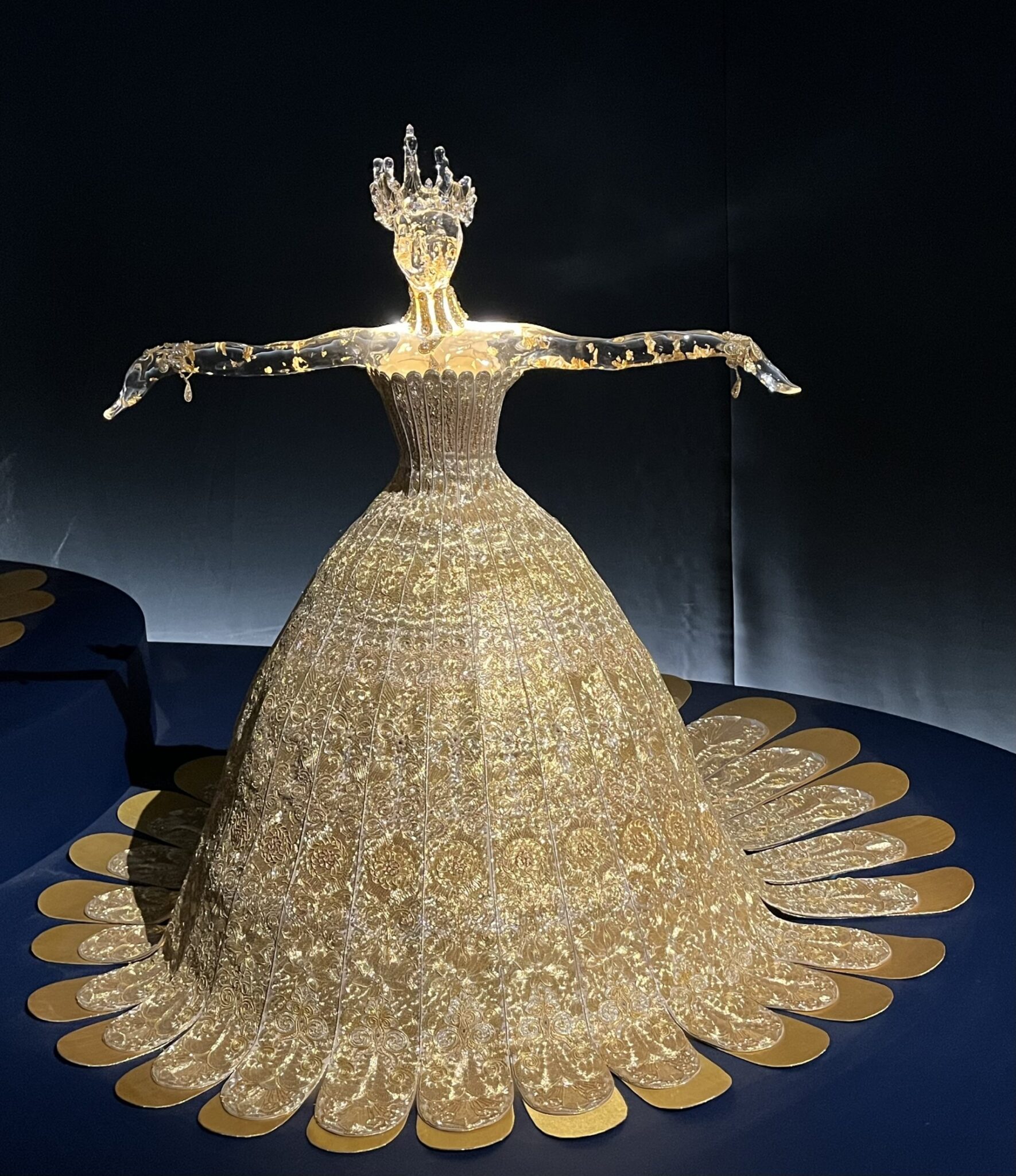 Exposition « Au fil de l’or. L’art de se vêtir de l’Orient au Soleil ...