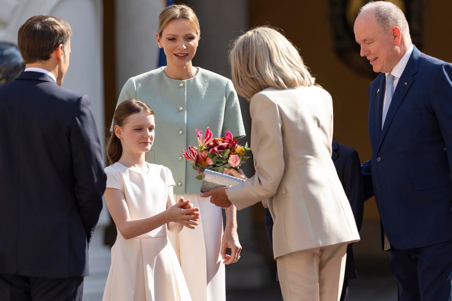 Albert et Charlène de Monaco accueillent le président Macron en visite ...
