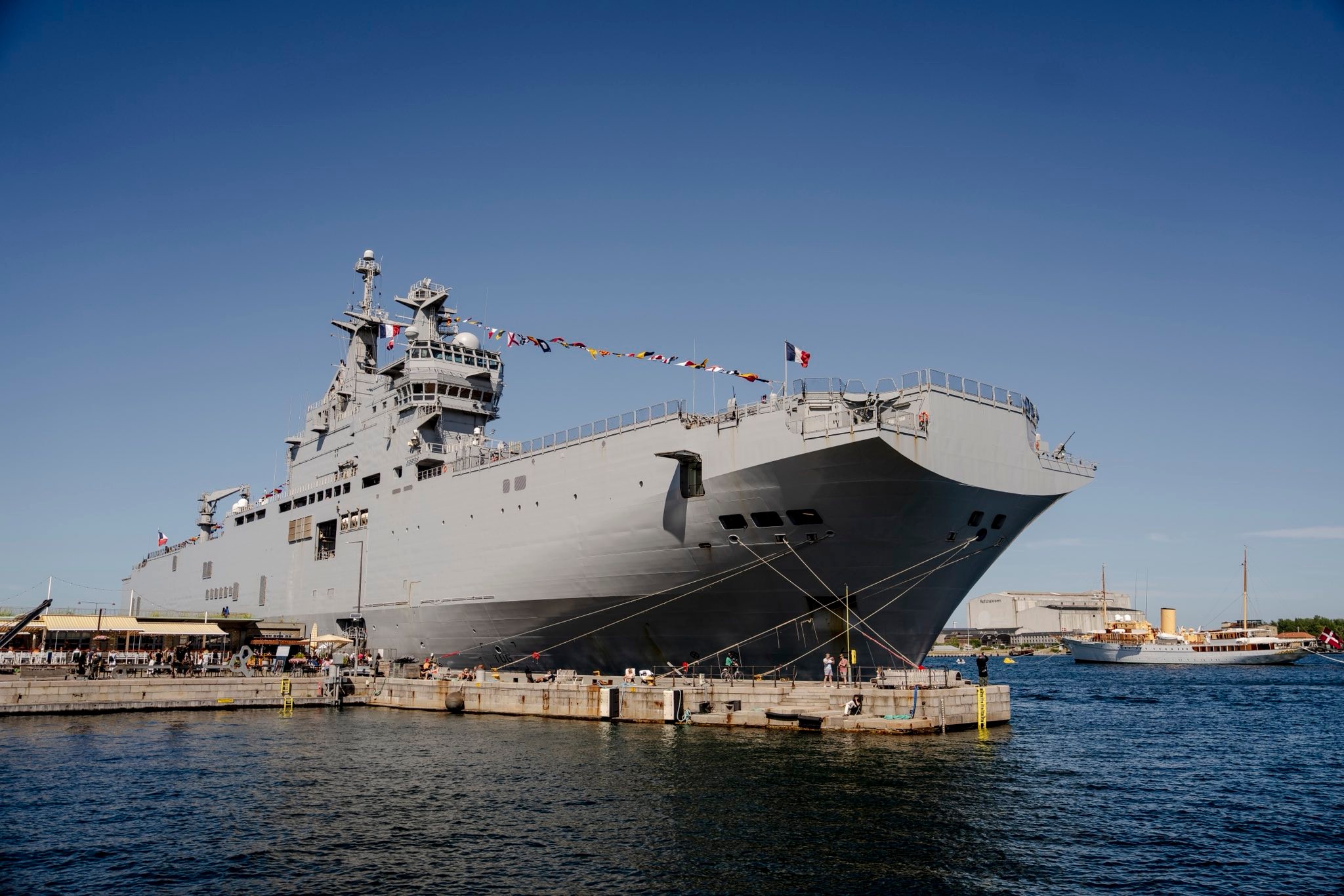 Frederik de Danemark découvre le navire de guerre français « Mistral ...