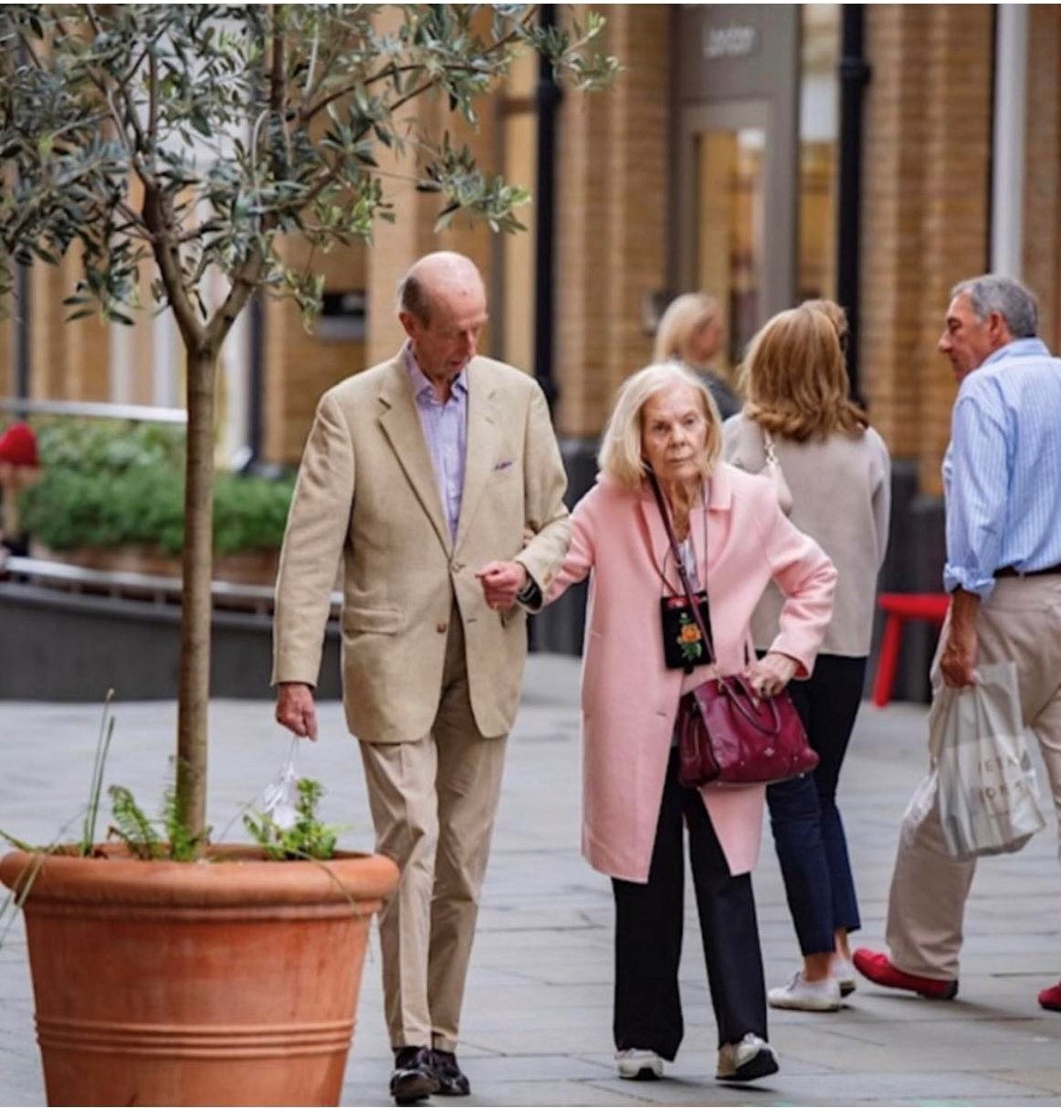 Archives : le duc et la duchesse de Kent dans les rues de Londres ...