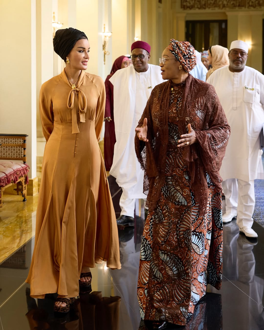 La sheikha Mozah reçoit la Première Dame du Nigéria – Noblesse & Royautés