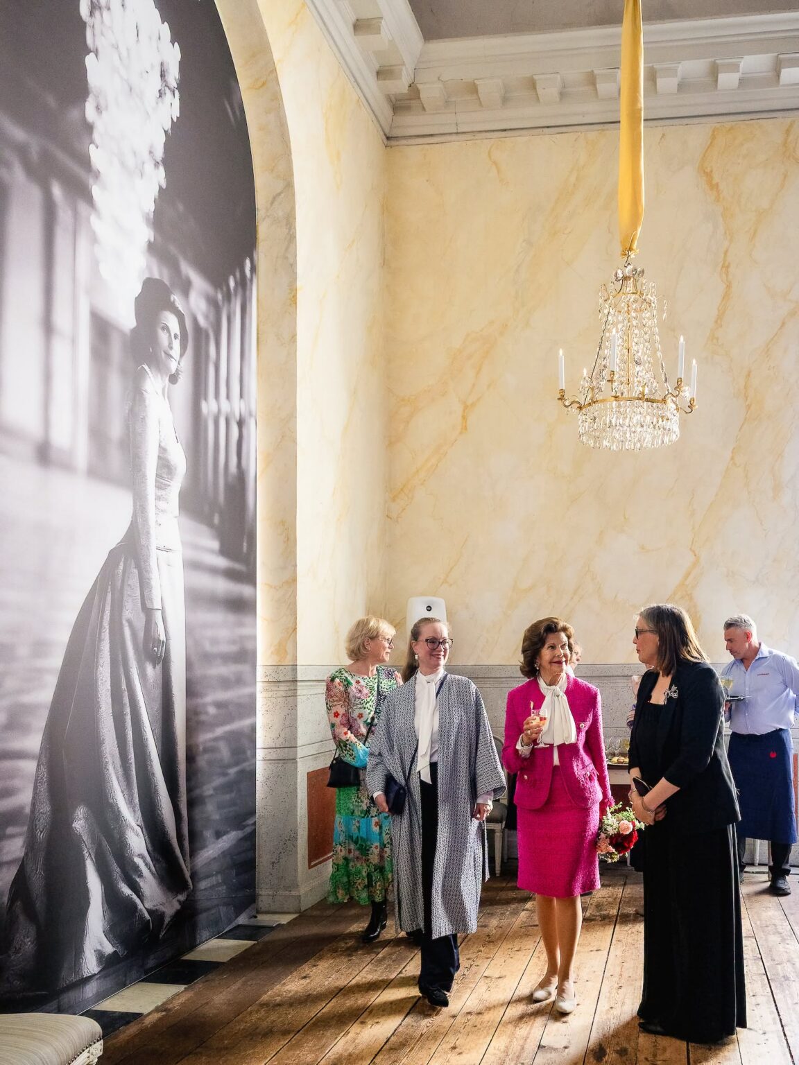Exposition sur 50 ans de tenues de Silvia de Suède – Noblesse & Royautés